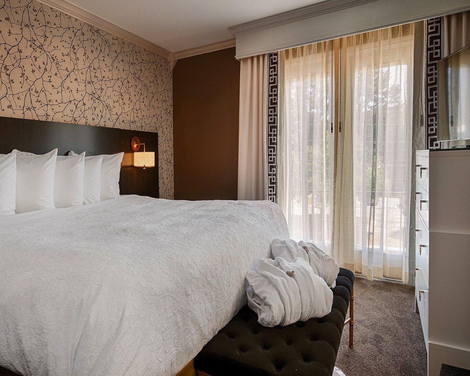 Luxury Suites in West Little Rock | Jacuzzi Suites in Little Rock